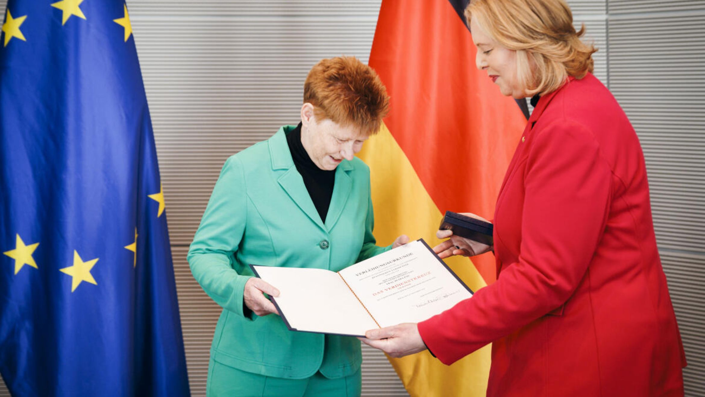 Deutscher Bundestag - Vizepräsidentin Petra Pau erhält das ...