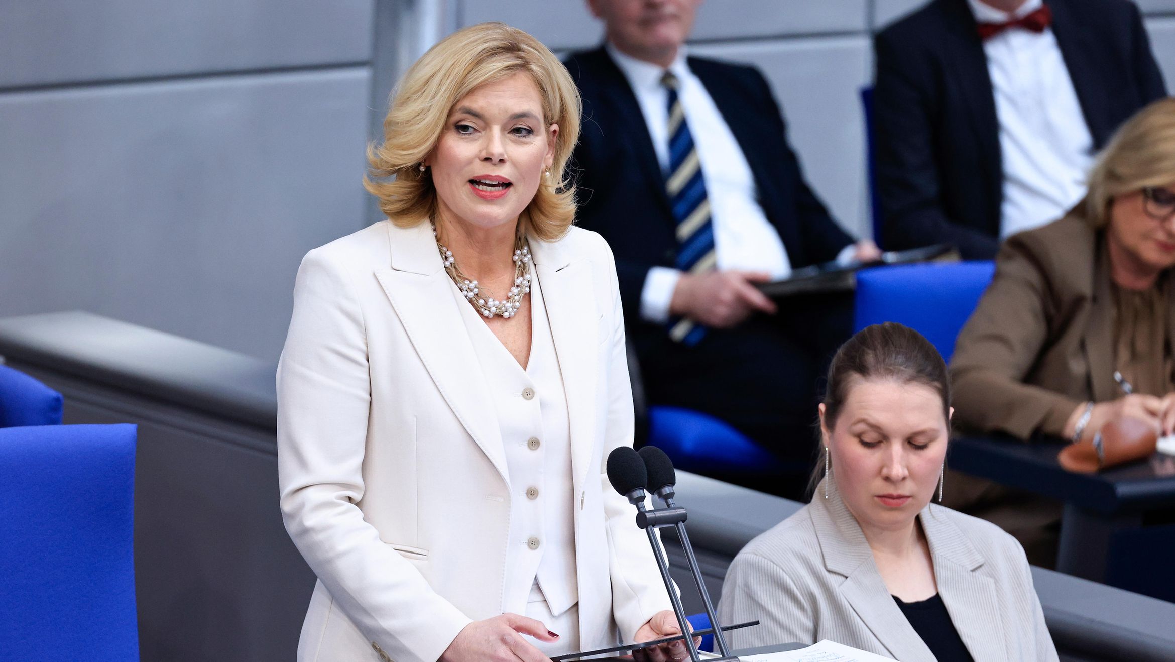 Deutscher Bundestag - Bundestag wählt Julia Klöckner zur neuen ...