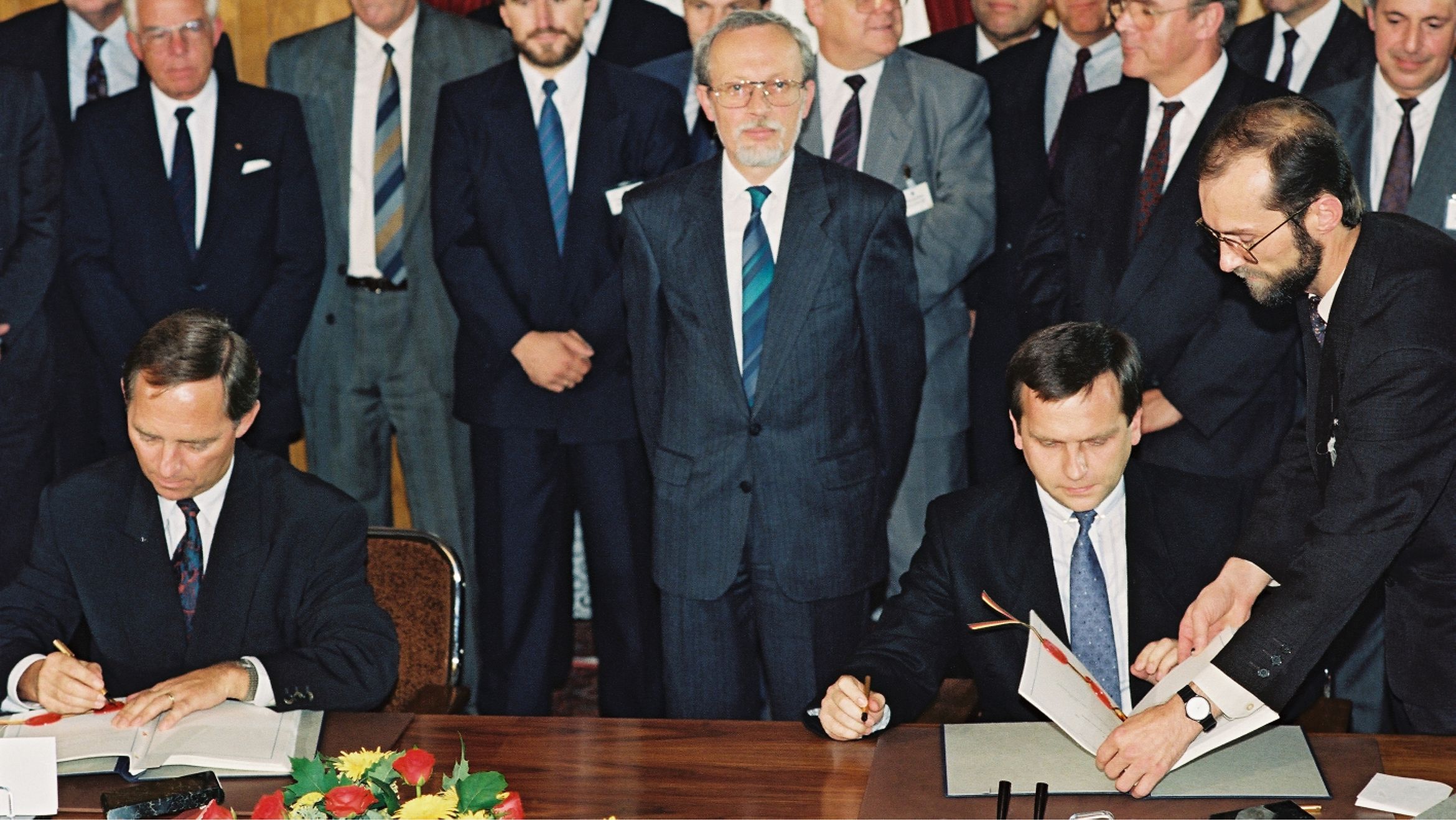 Deutscher Bundestag - 31. August 1990: Schäuble und Krause signieren ...