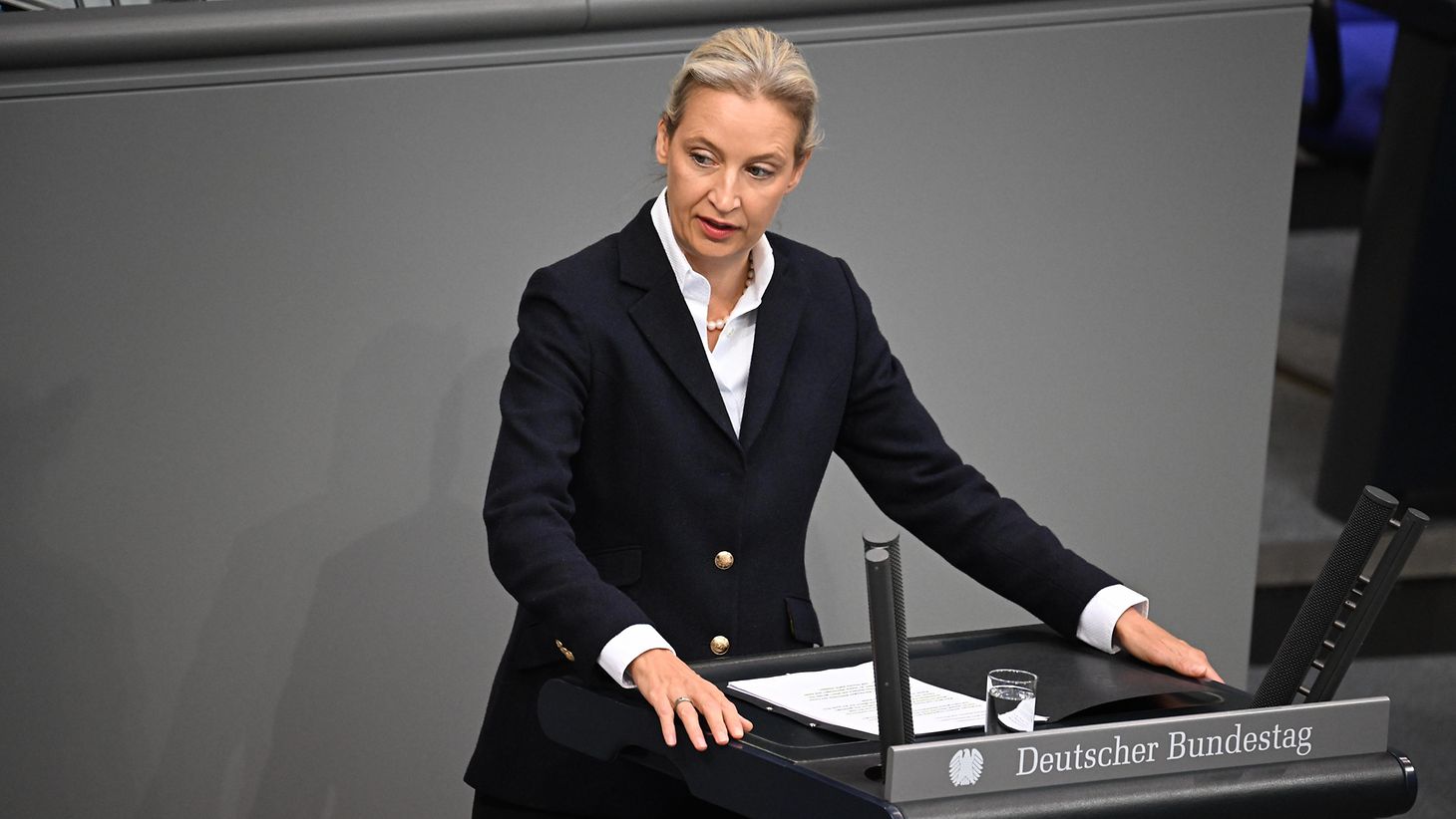 Deutscher Bundestag - Generalaussprache: Heftige Kontroverse zwischen ...