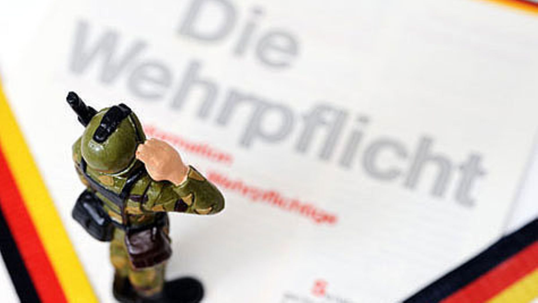 Deutscher Bundestag - Aussetzung der allgemeinen Wehrpflicht beschlossen