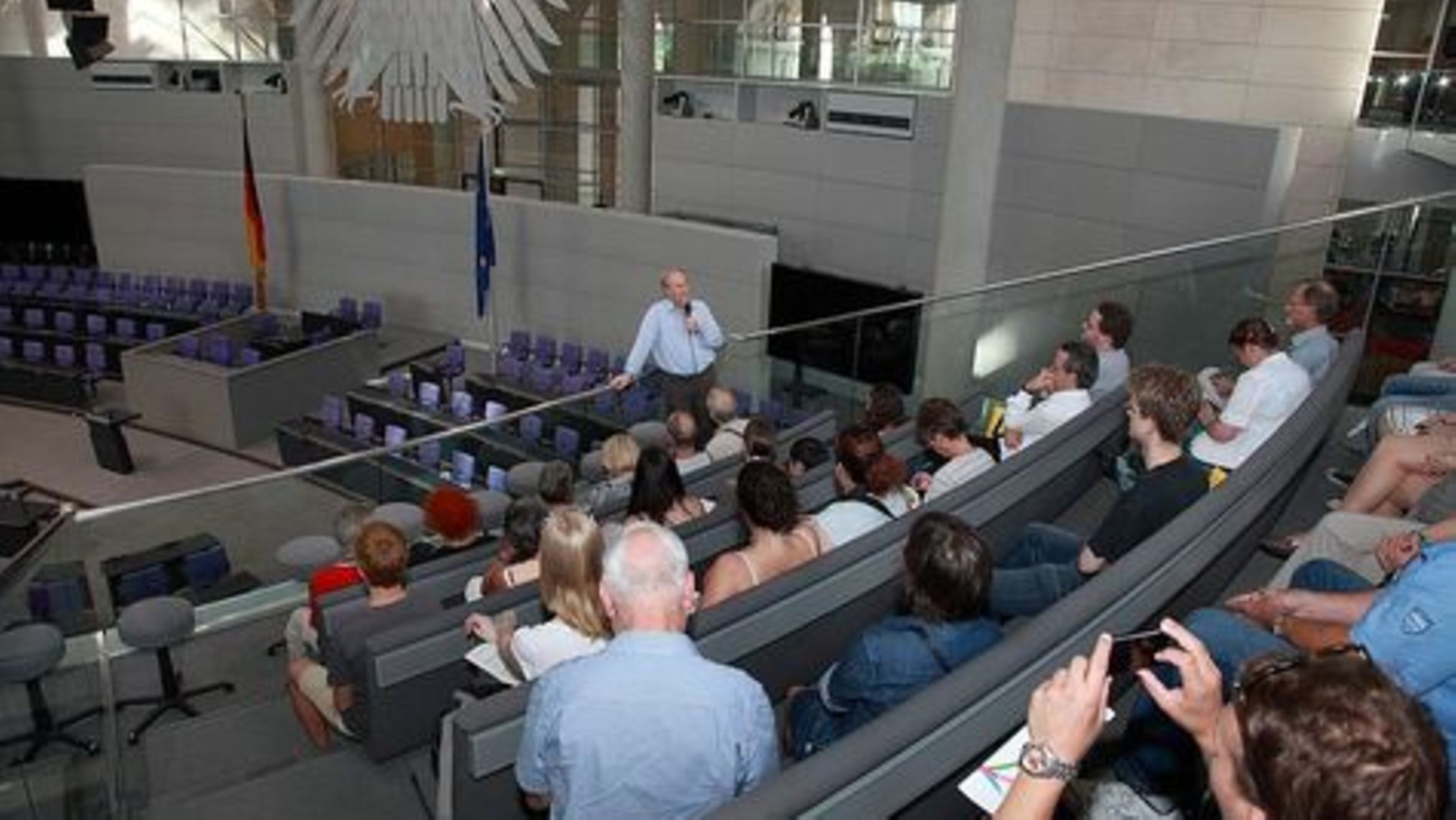 Deutscher Bundestag - Vortrag auf der Besuchertribüne des Plenarsaals