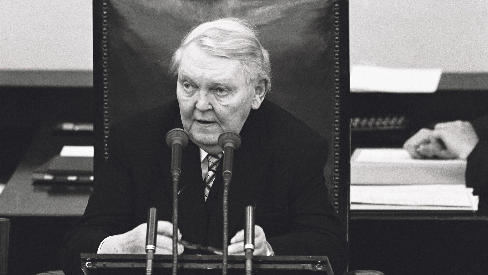 Deutscher Bundestag - Ludwig Erhard stellt die deutsche Einheit ins Zentrum