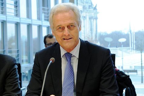 Deutscher Bundestag - Ramsauer stellt schnelle EEG-Reform infrage
