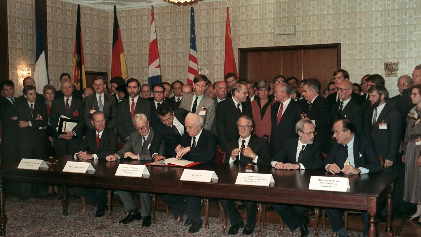 Deutscher Bundestag - Vor 25 Jahren: Ja zum Zwei-plus-Vier-Vertrag