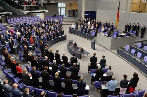 Deutscher Bundestag - 136. Sitzung: Bundestag erhebt sich zu Ehren ...