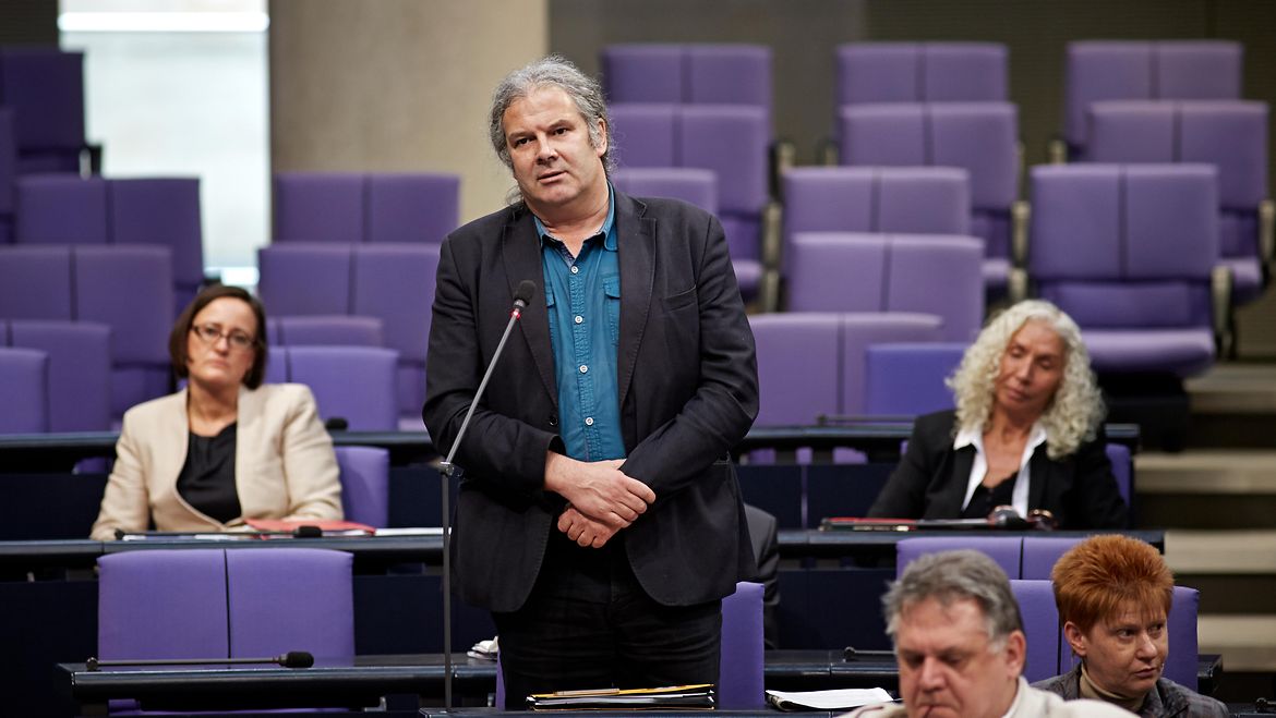 Deutscher Bundestag - In knapp vier Jahren Tausende Fragen an die ...