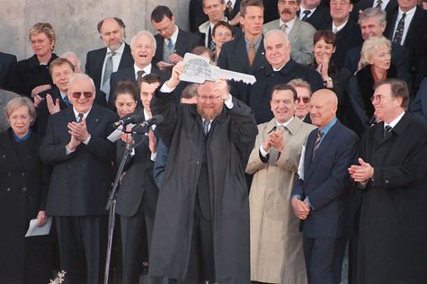 Deutscher Bundestag - 19. April 1999: Bundestag bezieht das umgebaute ...