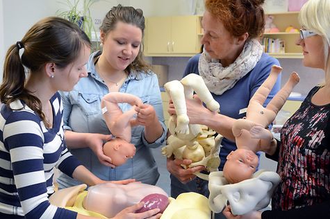 Deutscher Bundestag - Experten begrüßen duales Studium für angehende ...