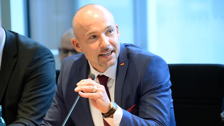 Deutscher Bundestag - Alexander Hoffmann: Ehrenamtlichen werden Steine ...