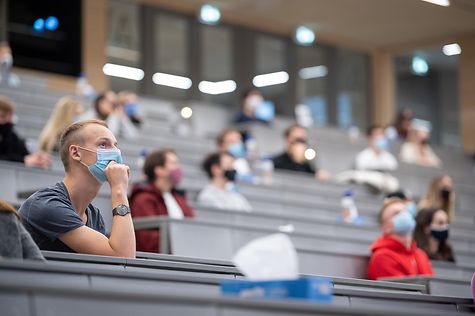 Deutscher Bundestag - Debatte über soziale Lage der Studentinnen und ...