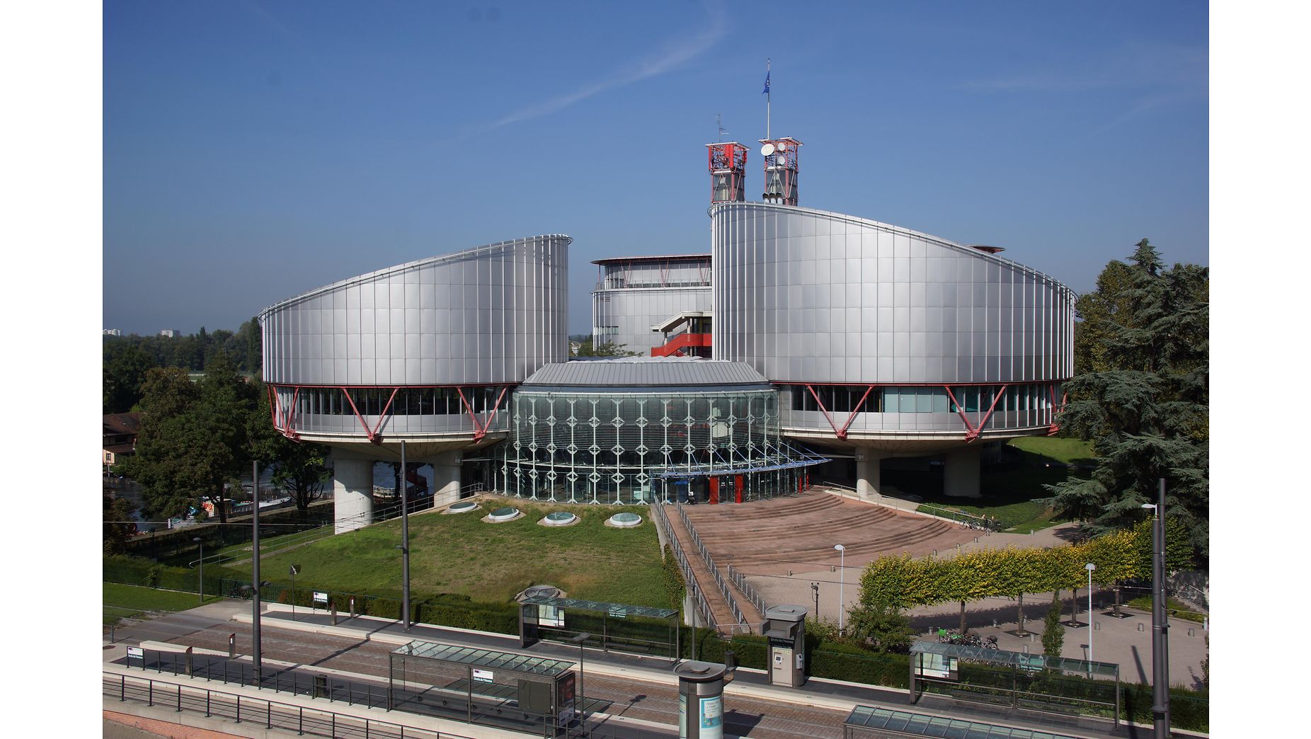 Deutscher Bundestag - EGMR-Präsident Spano steht PVER Rede und Antwort