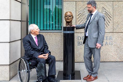 Deutscher Bundestag - Matthias Erzberger mit Porträtbüste geehrt