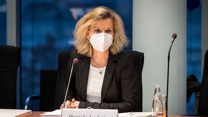 Deutscher Bundestag - Daniela Ludwig leitet den Wahlprüfungsausschuss