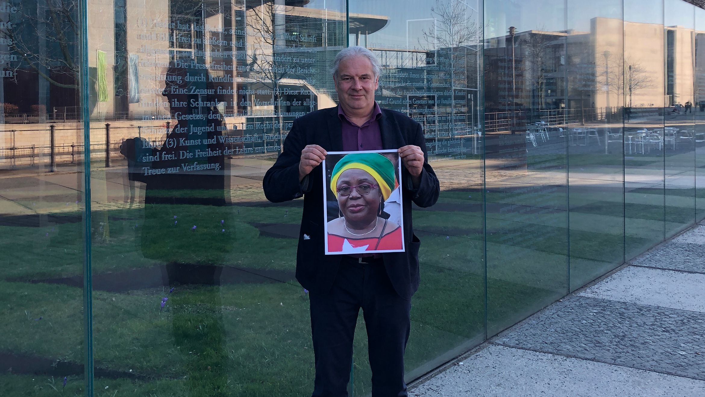 Deutscher Bundestag - Andrej Hunko steht Brigitte Kafui Adjamagbo ...
