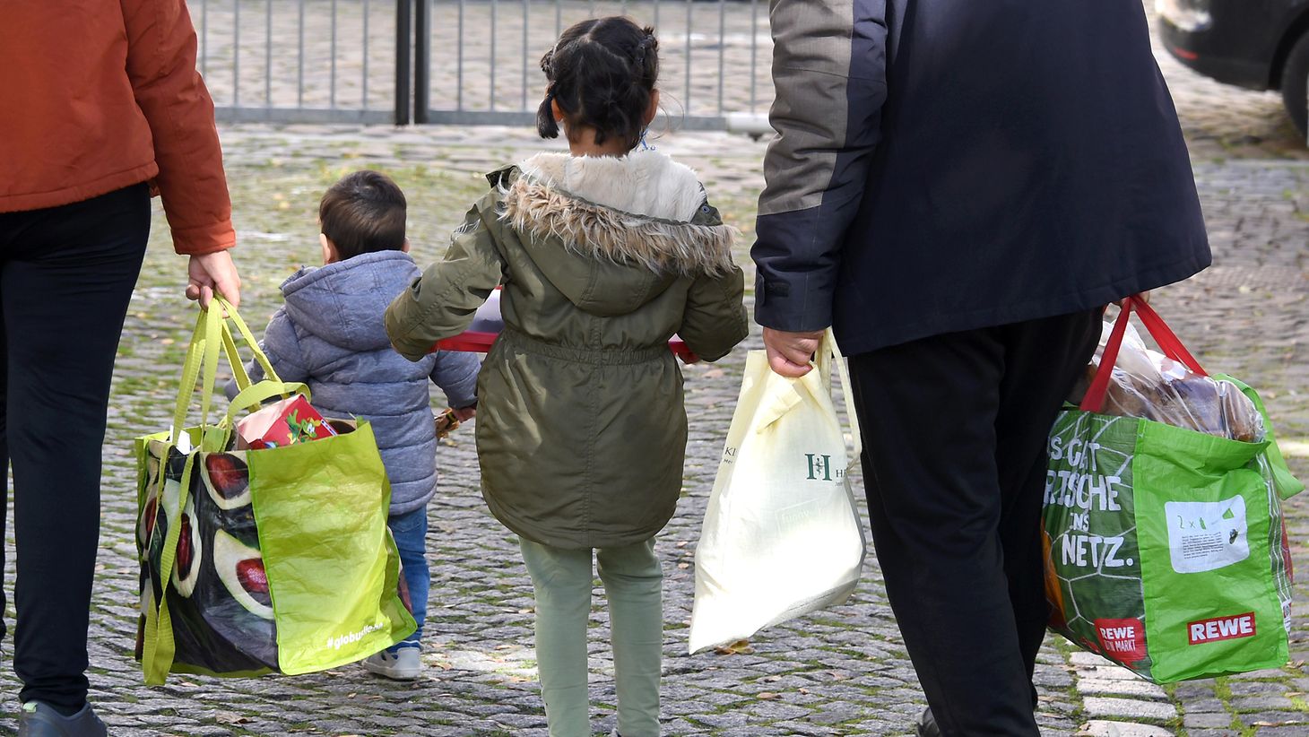 Deutscher Bundestag - Mehr Hilfe für Familien und bessere Ausstattung ...