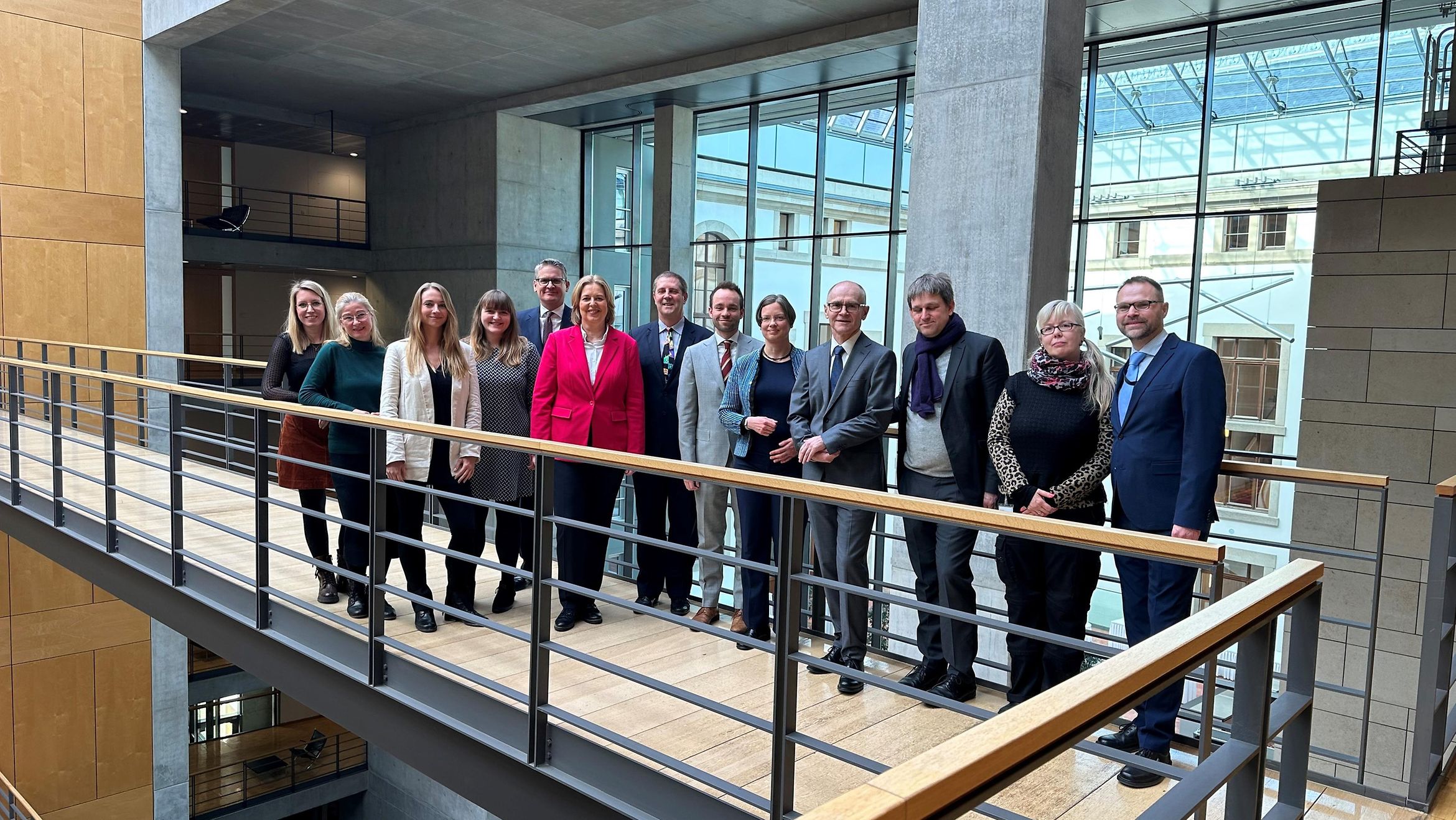 Deutscher Bundestag - Bundestagspräsidentin besucht Stabsstelle der ...