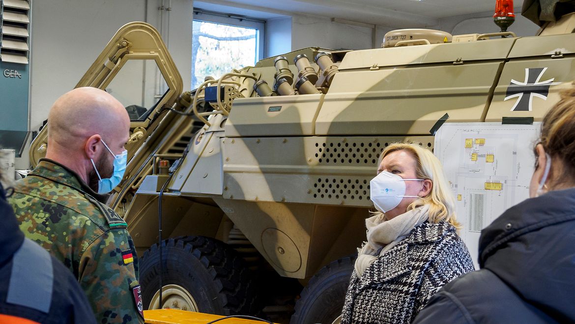 Deutscher Bundestag - Bei der Schule für ABC-Abwehr