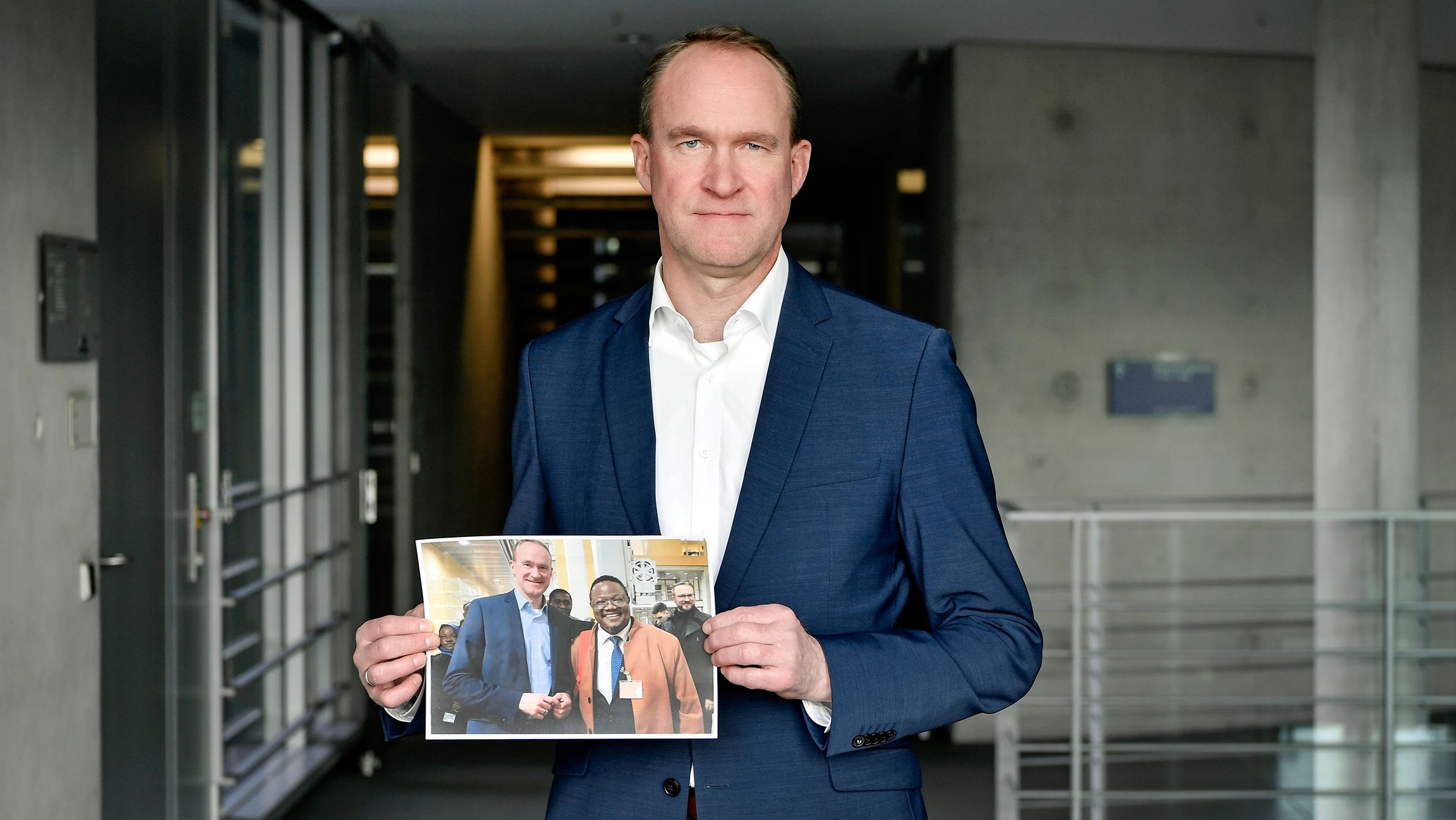 Deutscher Bundestag - Norbert Altenkamp übernimmt Patenschaft für Tundu ...