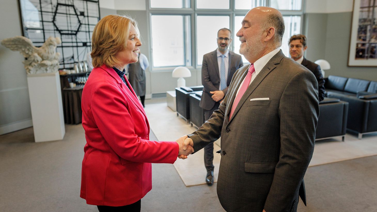 Deutscher Bundestag - Bundestagspräsidentin trifft israelischen Botschafter